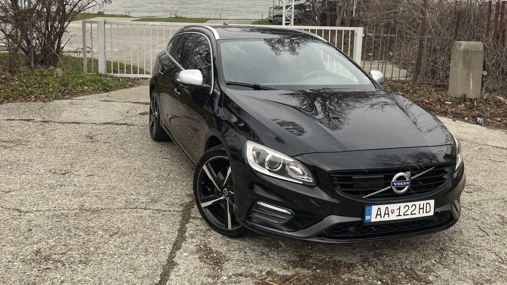 Volvo V60 (1G) 2.4 гибридный (Plug-in) 2015 | D6 Black In Black на DRIVE2
