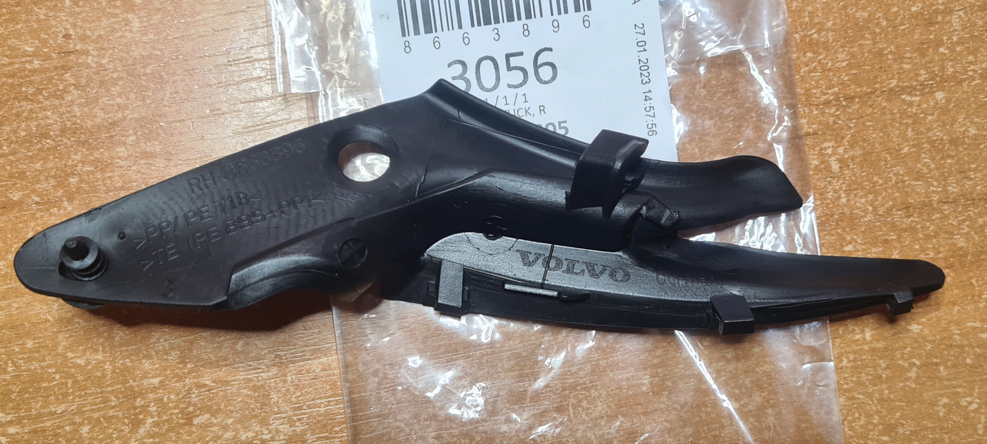 Концевик молдинга лобового стекла — Volvo XC70 II, 2,4 л, 2001 года ...