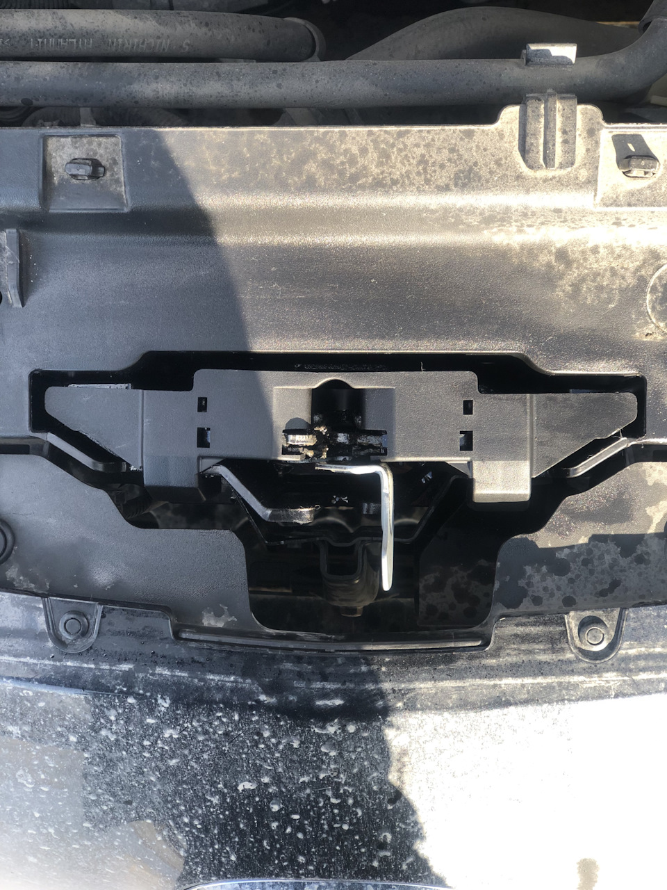 Пыльник замка капота (GJ8A-56-627E) — Mazda 3 (2G) BL, 1,6 л, 2012 года ...