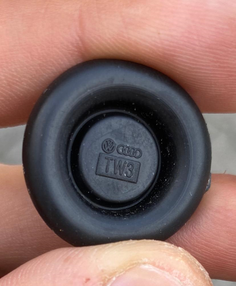 Резиновая заглушка в заднюю дверь — Volkswagen Touareg (2G), 3 л, 2013 ...