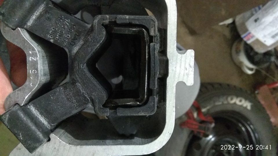 Правая подушка. — Renault Logan (1G), 1,6 л, 2011 года | запчасти | DRIVE2