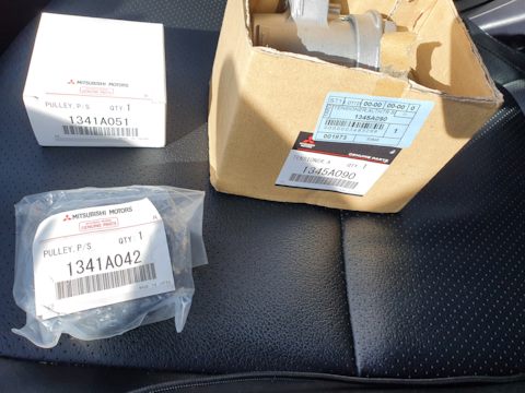 1345A090 НАТЯЖИТЕЛЬ ПРИВОДА РЕМНЯ ГЕНЕРАТОРА Mitsubishi | Запчасти на ...