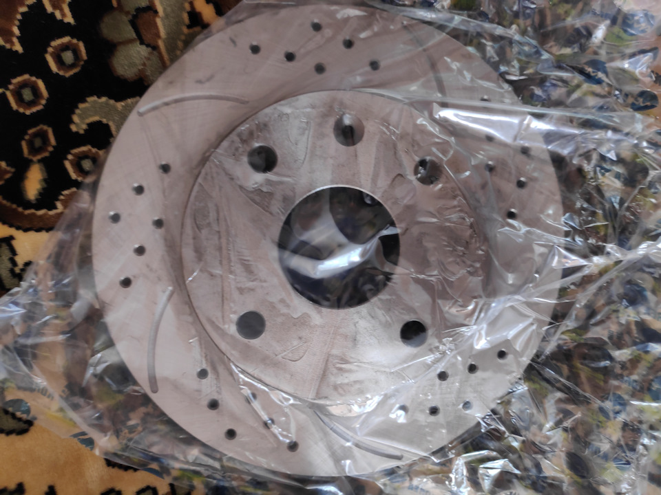 Замена передних тормозных дисков и колодок. — Chevrolet Lacetti 5D, 1,6 ...