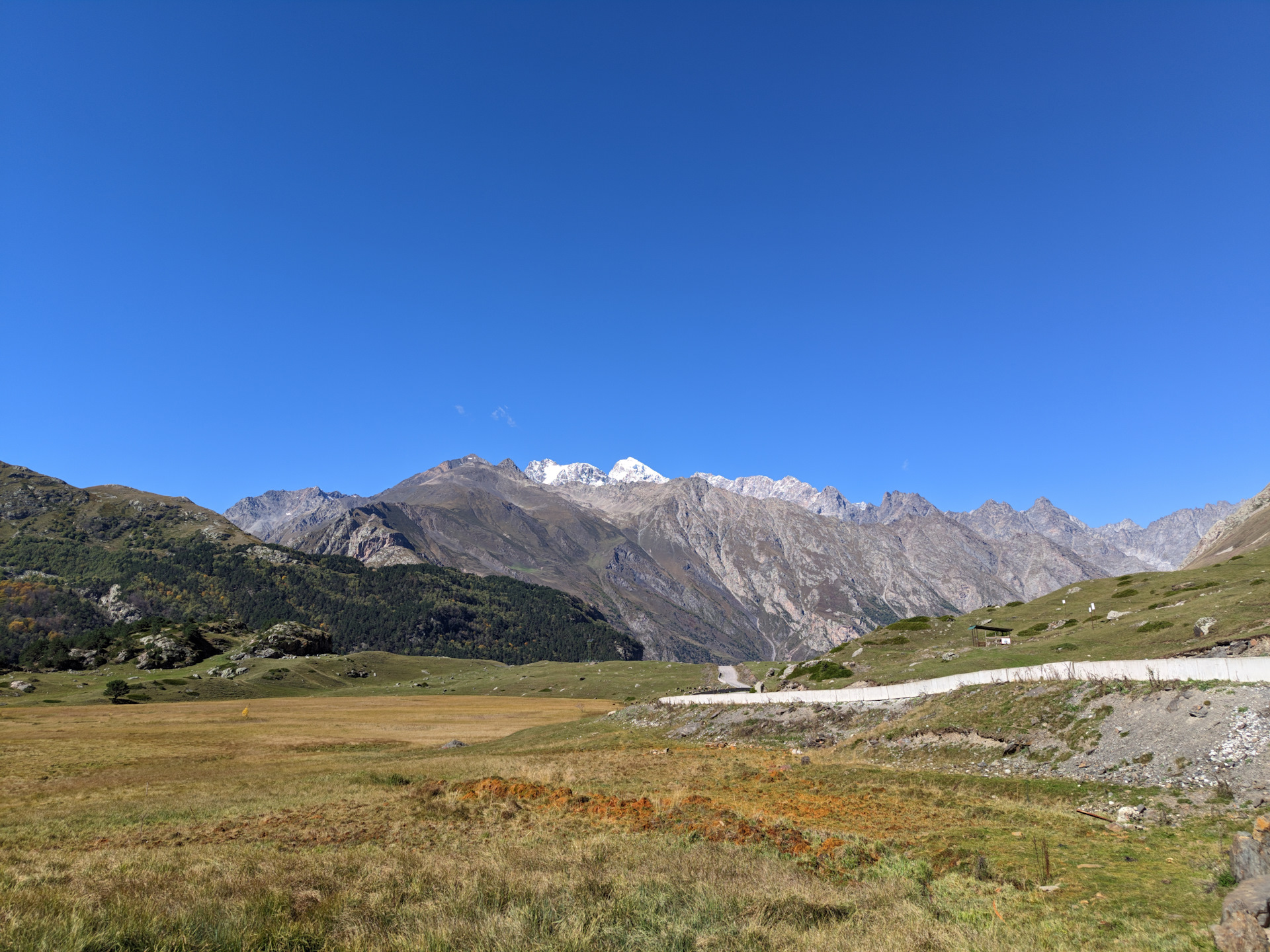 Уштулу — Безенги. Галопом по ущельям. 28.09.2024г. — Nissan Qashqai (2G ...