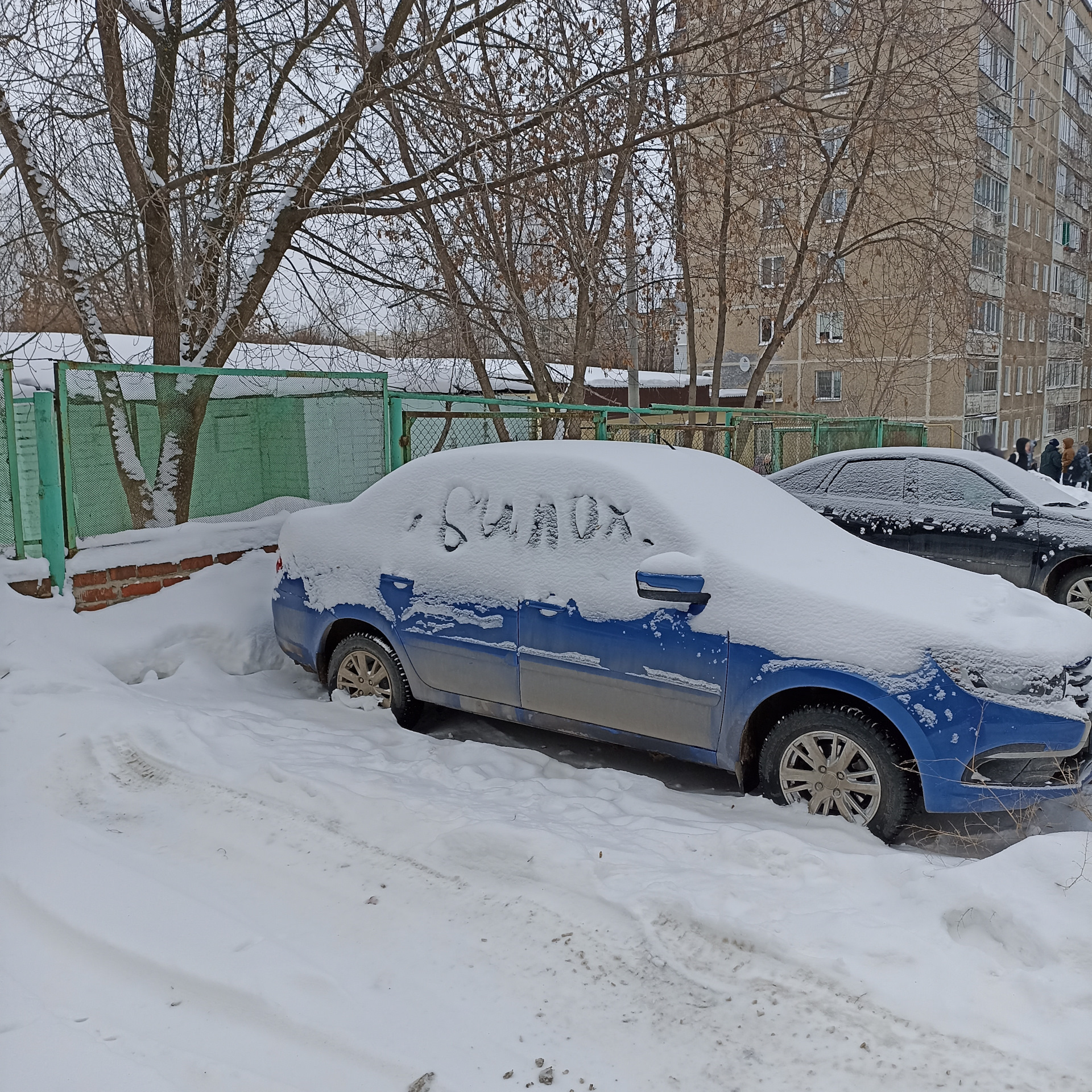 Русская зимняя забава…почистить снег с машины — Lada Гранта (2G) FL, 1 ...