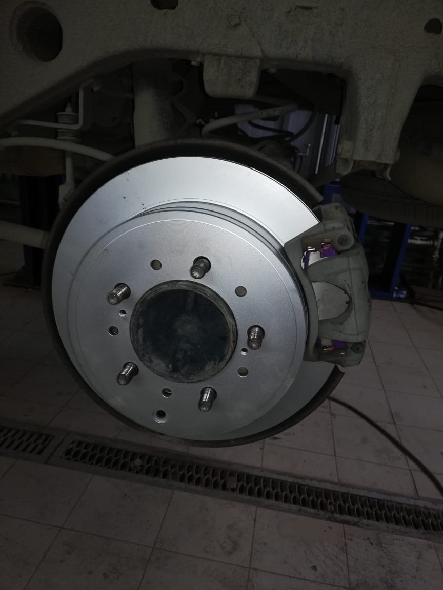 Тормоза #1: Замена задних дисков, колодок, подшипник — Lexus LX (URJ200 ...