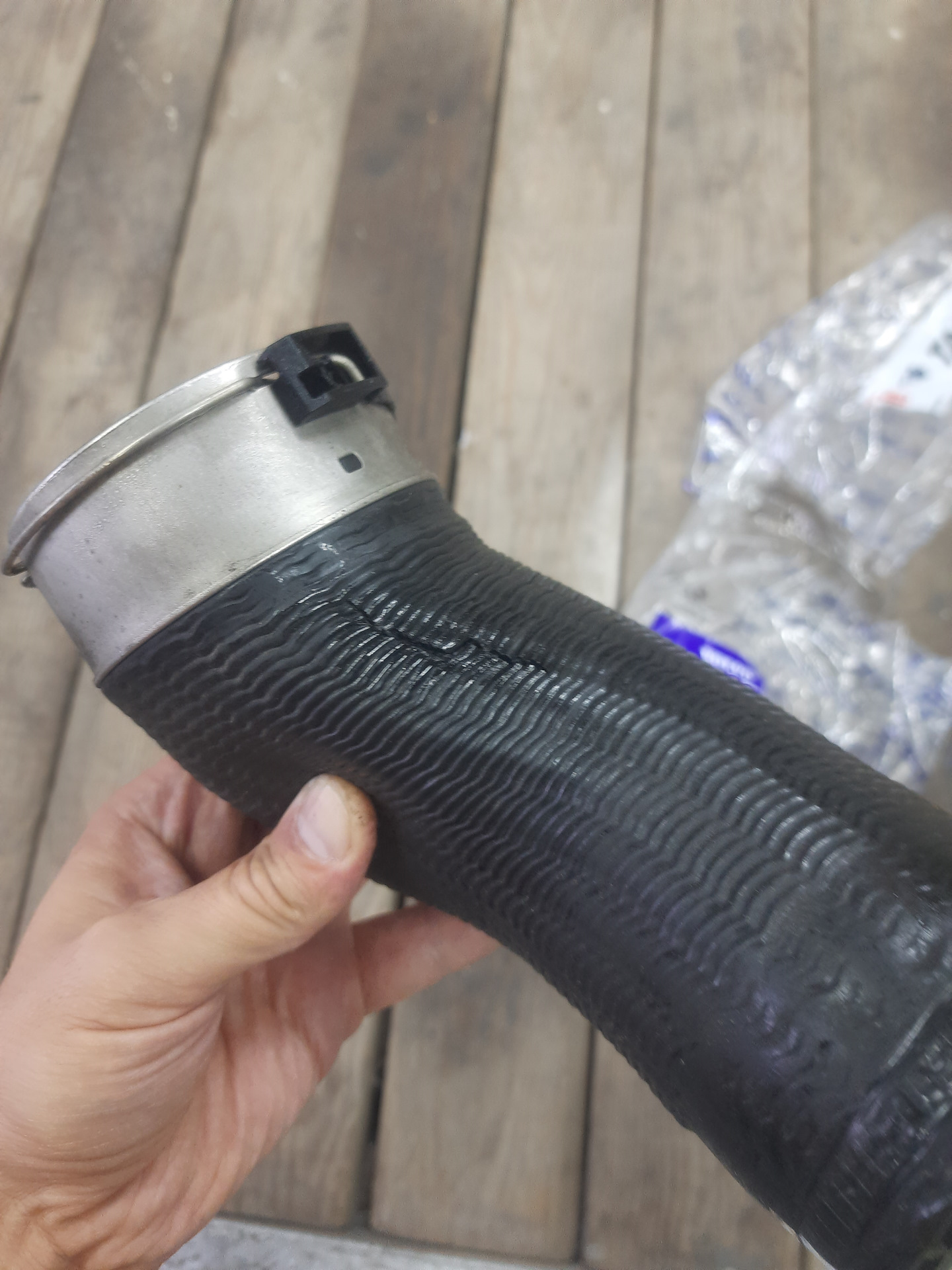 Замена патрубка (изгнание черепашки и маслопотери) — Volvo XC60 (2G), 2 ...