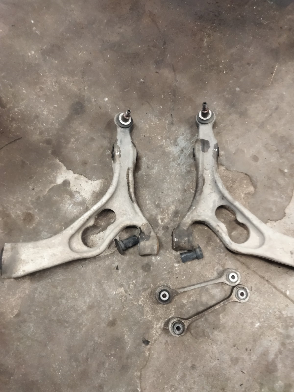 Замена задних пневмостоек, обслуживание тяг и немного по подвеске ...