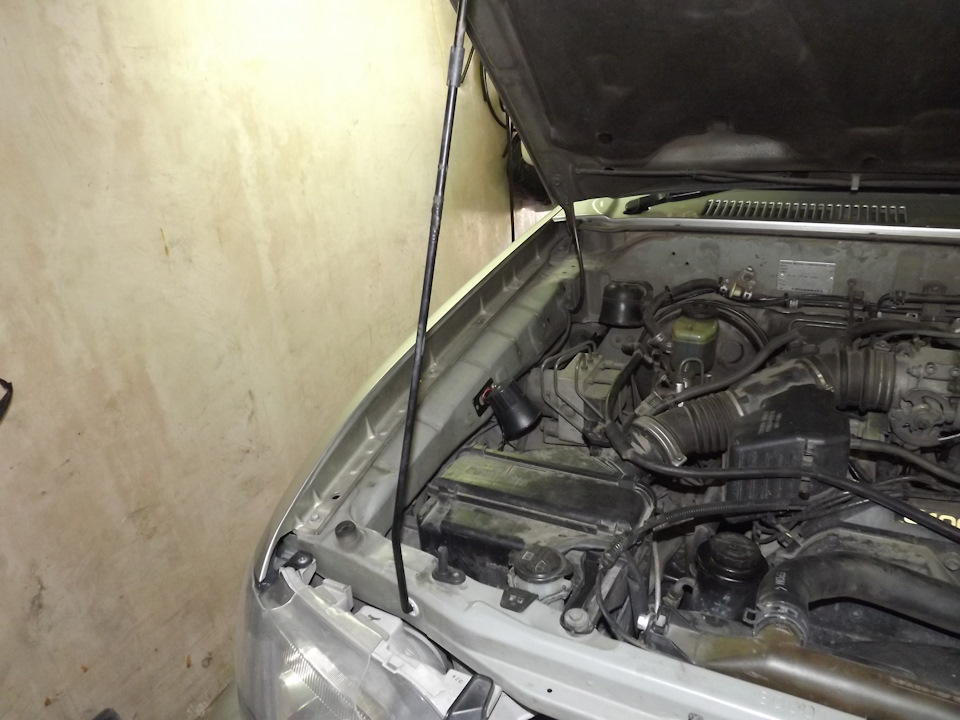 Втулка крепления упора капота — Toyota Land Cruiser Prado 90-series, 3 ...