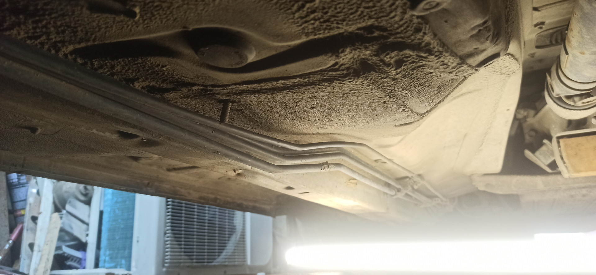 Крепления топливных и тормозных магистралей. — Toyota Cresta (100), 2,5 ...