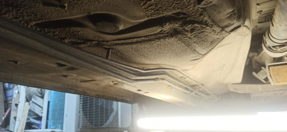 Крепления топливных и тормозных магистралей. — Toyota Cresta (100), 2,5 ...