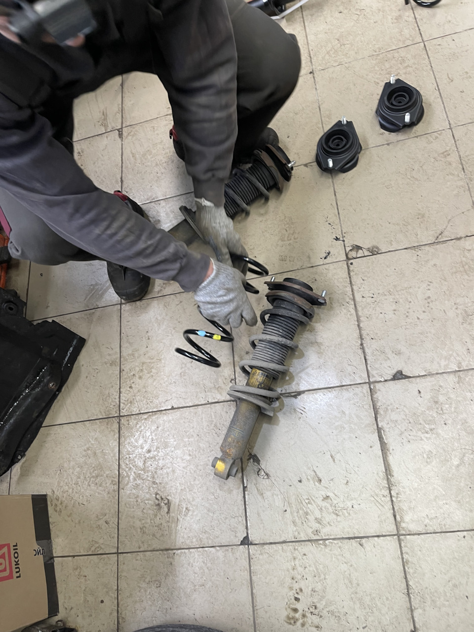 Замена амортизаторов. Пружинка в рейке. Задние колодки — Subaru Levorg ...