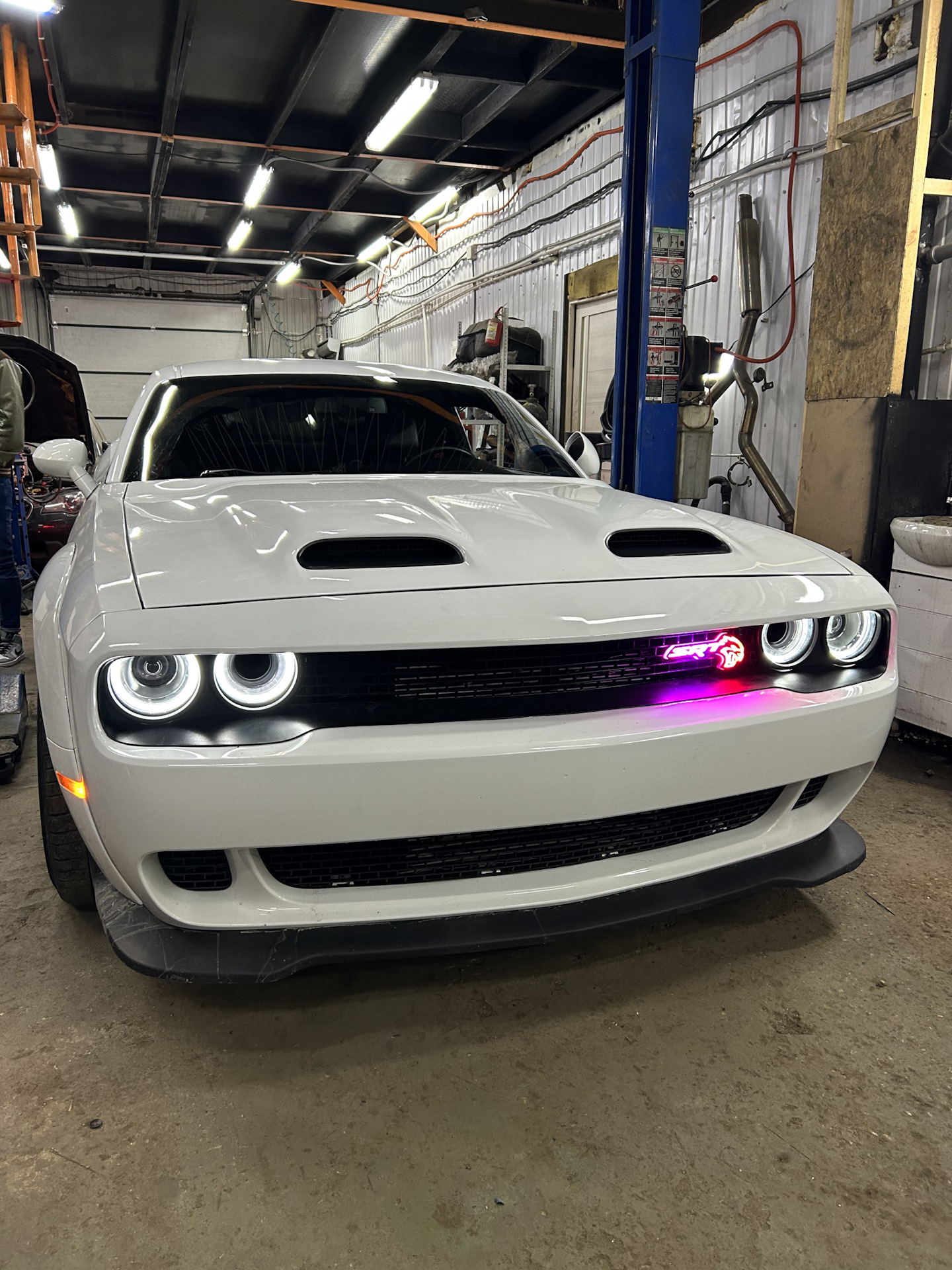 LED Hellcat logo — Dodge Challenger, 6,2 л, 2021 года | стайлинг | DRIVE2