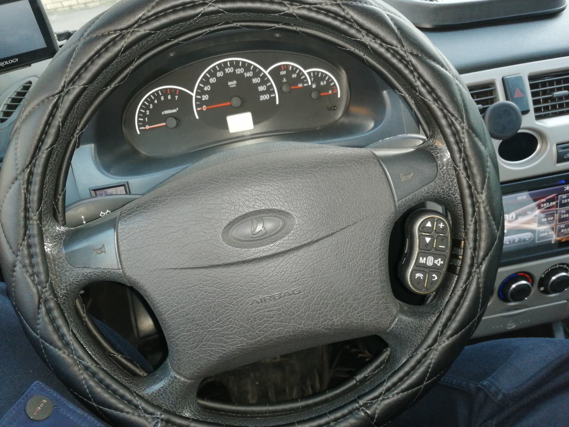 Блютуз пульт на руль — Lada Приора универсал, 1,6 л, 2010 года ...