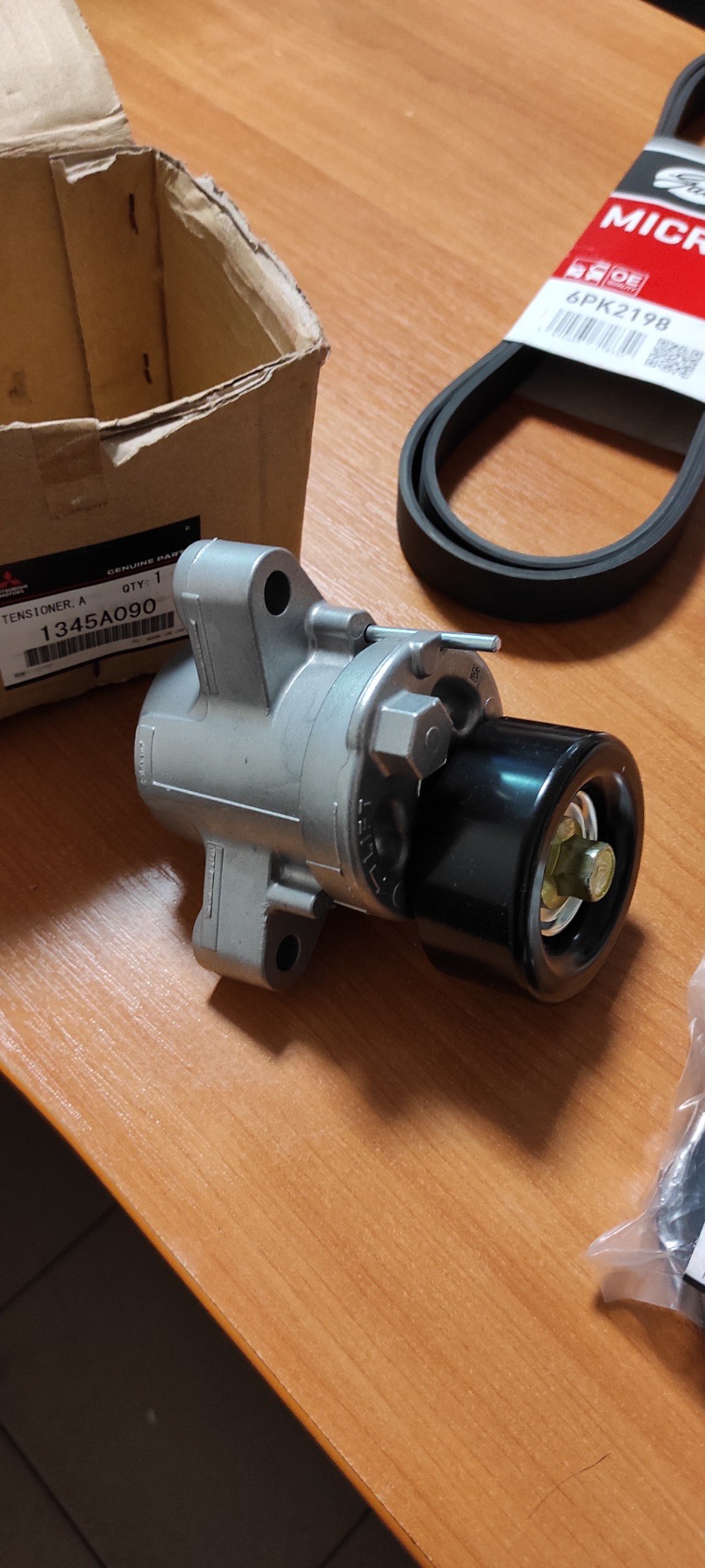 1345A090 Натяжитель привода ремня генератора Mitsubishi | Запчасти на ...