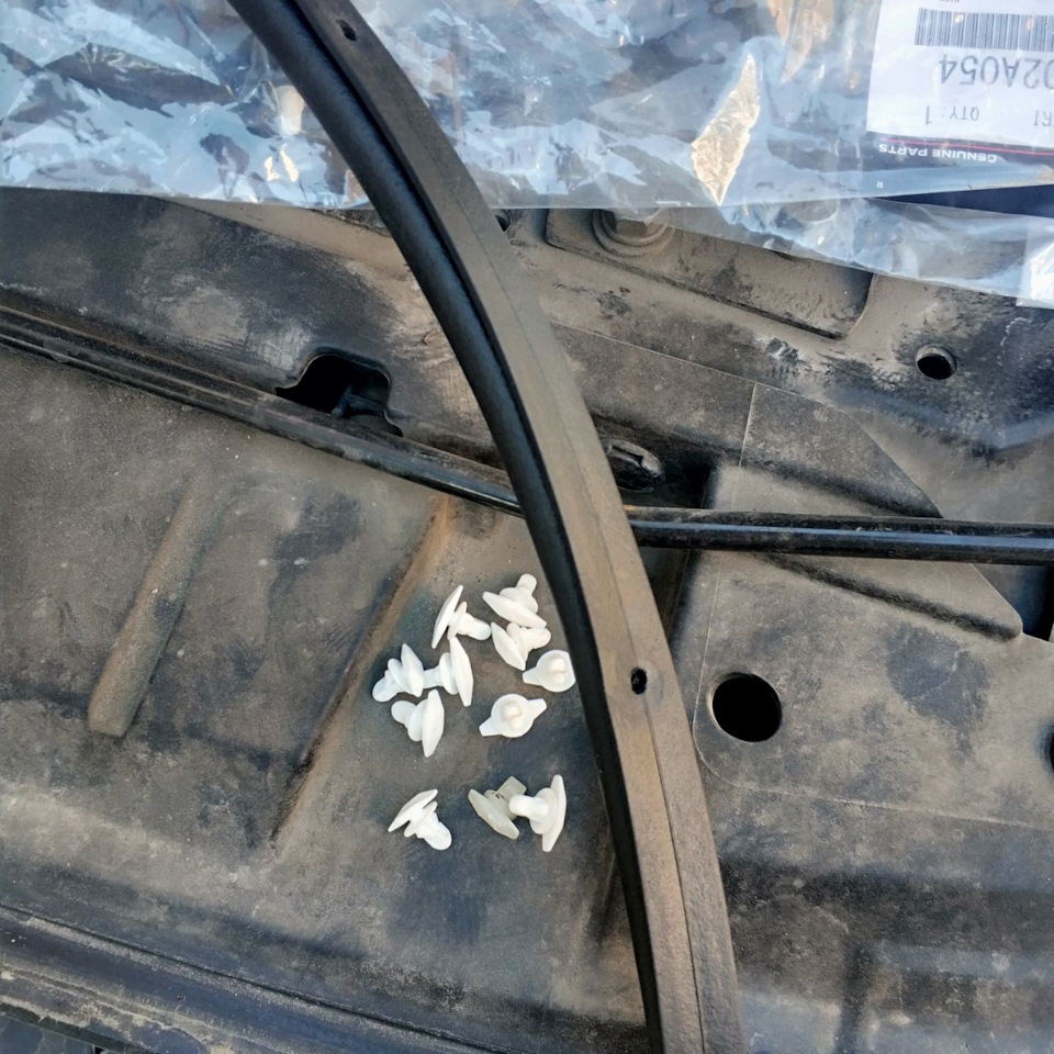 Замена уплотнителей подкапотного пространства — Mitsubishi Pajero (4G ...