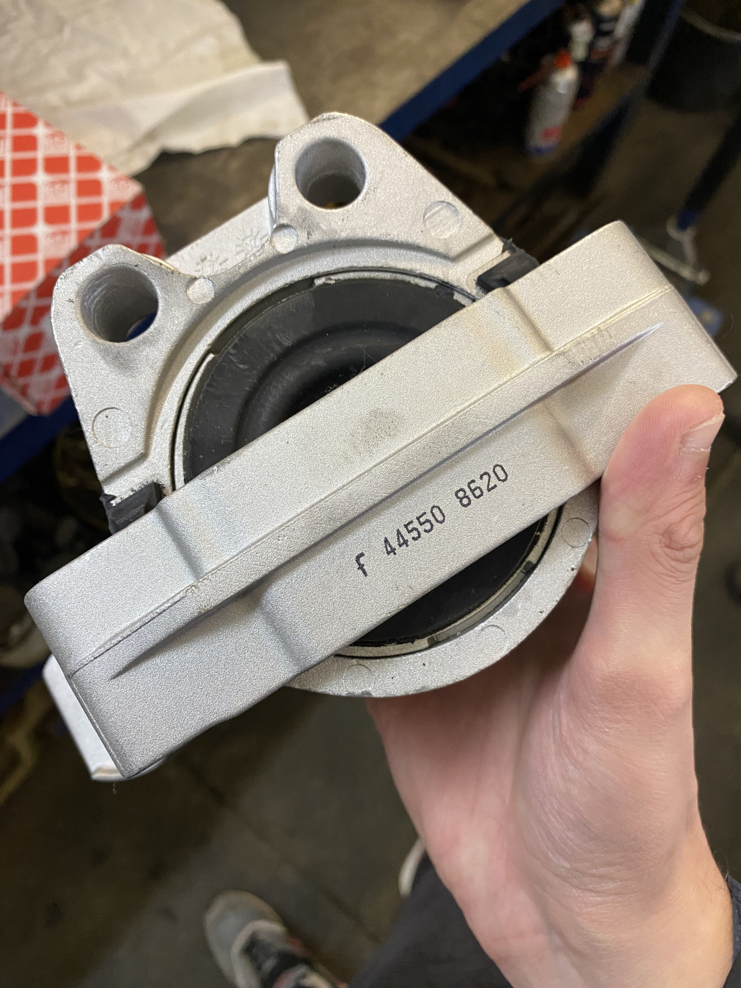 Замена правой гидроопоры (подушки) двигателя — Ford Focus III Wagon, 1 ...