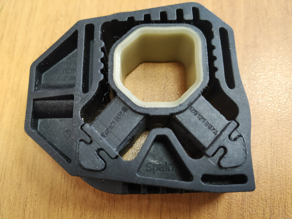 1K0121367M опора радиатора есть дешевая оригинальная замена! — DRIVE2