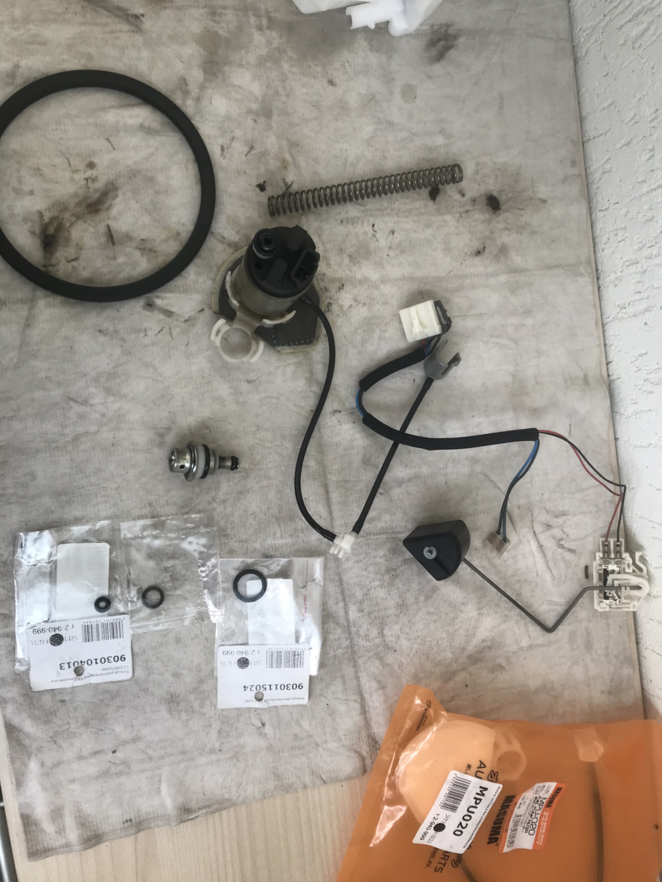 Замена топливного фильтра и сетки бензонасоса — Lexus ES (XV60), 2,5 л ...