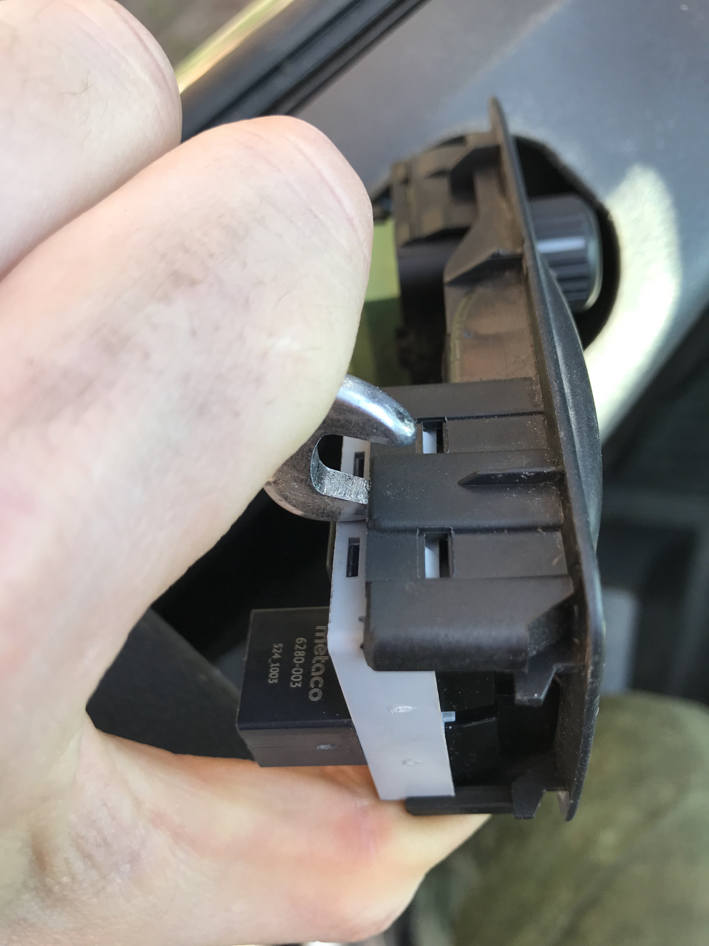 Газлифт и кнопки стеклоподъемника — Volkswagen Caravelle (T5), 2 л ...