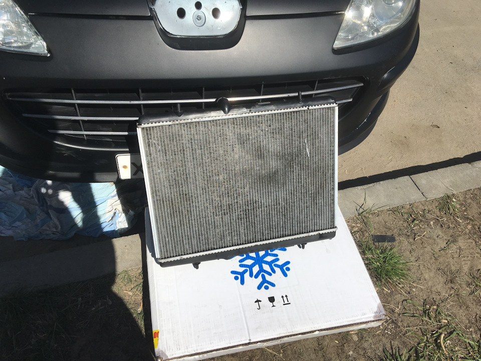 Радиатор кондиционера и охлаждения. — Peugeot 407, 1,8 л, 2008 года ...