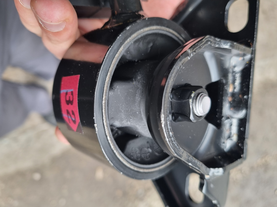 Замена опоры двигателя оригинал (штанга) 12309-28161 — Toyota Camry ...