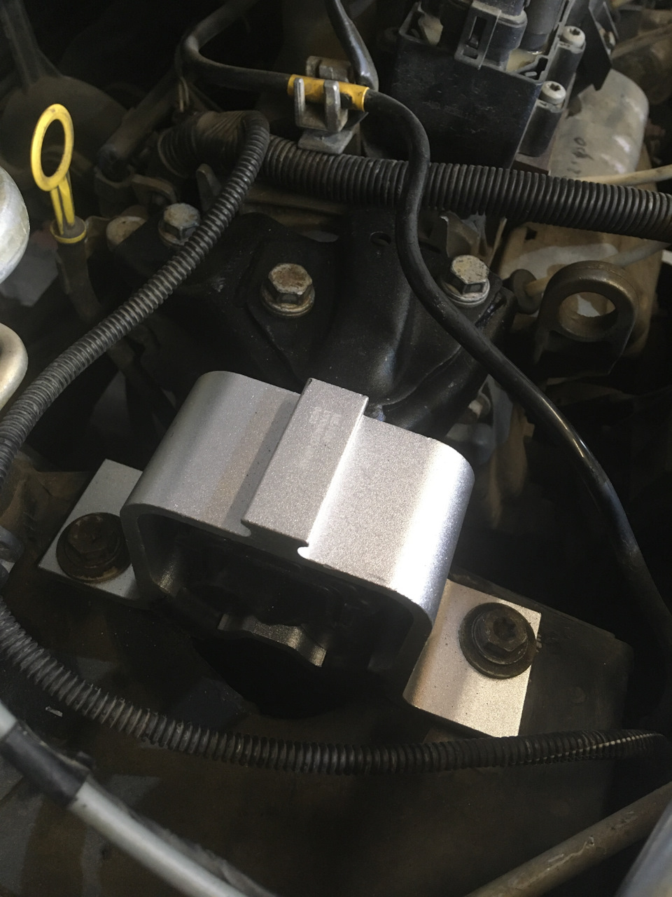 Замена правой опоры — Renault Sandero 1G, 1,6 л, 2010 года | запчасти ...