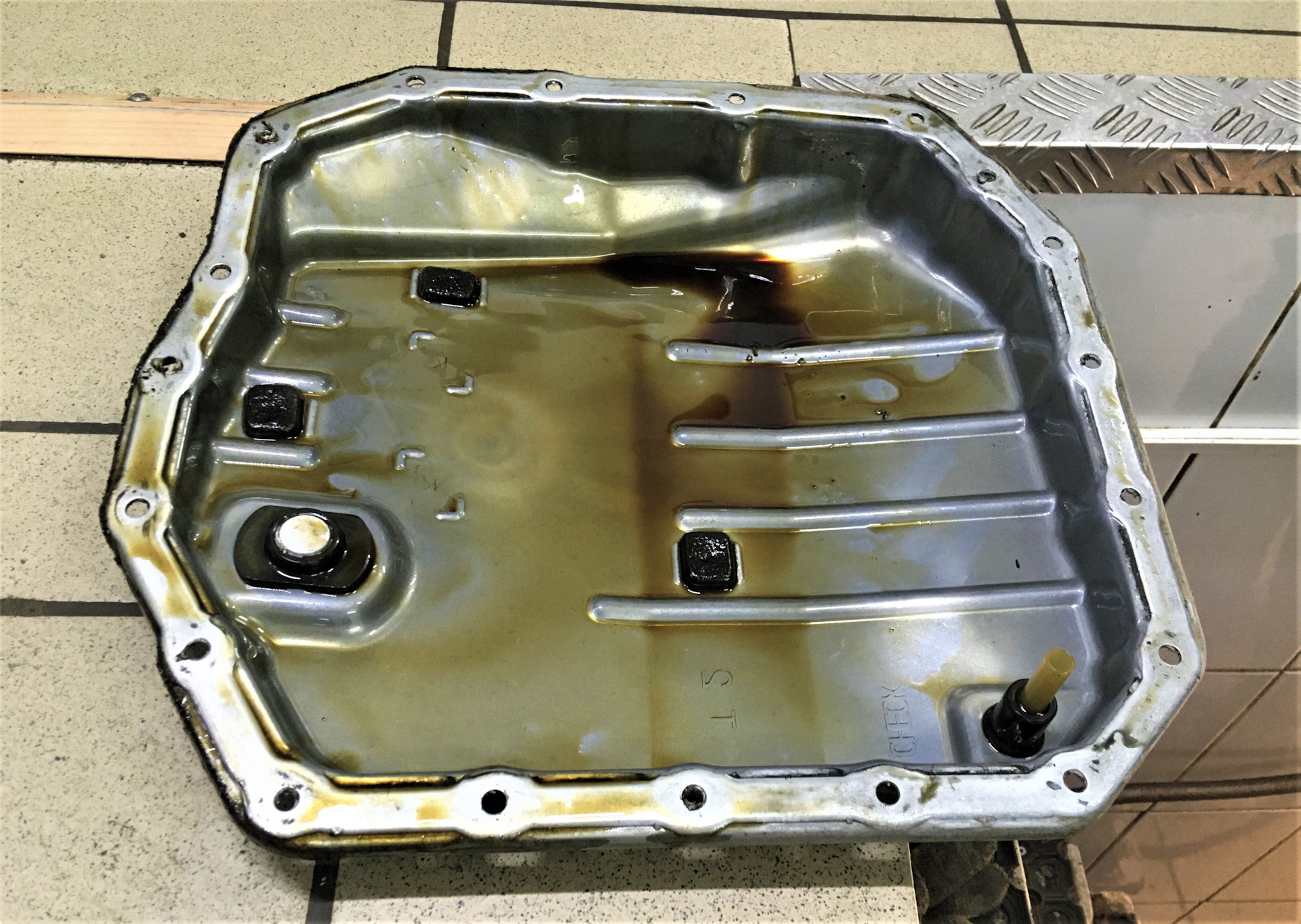 . Замена масла вариатора CVT (2) — Toyota Voxy (2G), 2 л, 2009 года ...