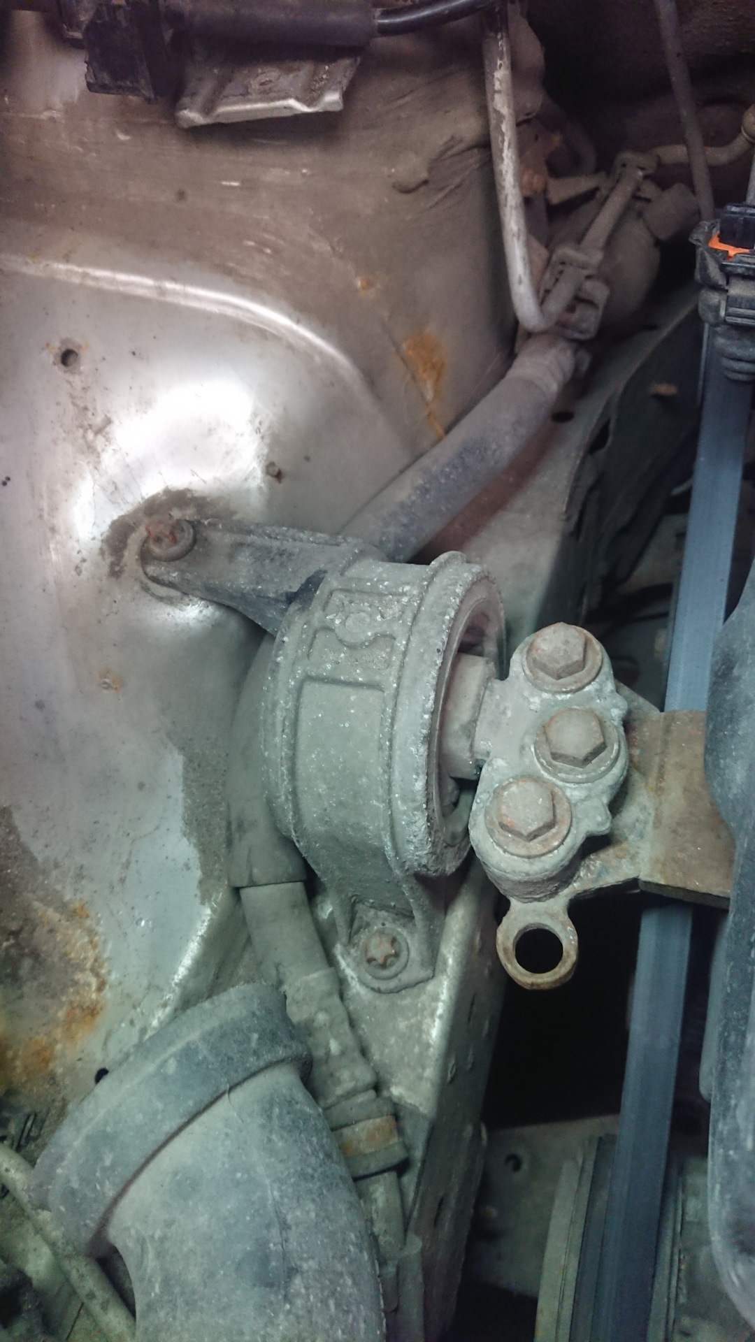 Замена подушек двигателя — Opel Astra G, 1,8 л, 1999 года | своими ...