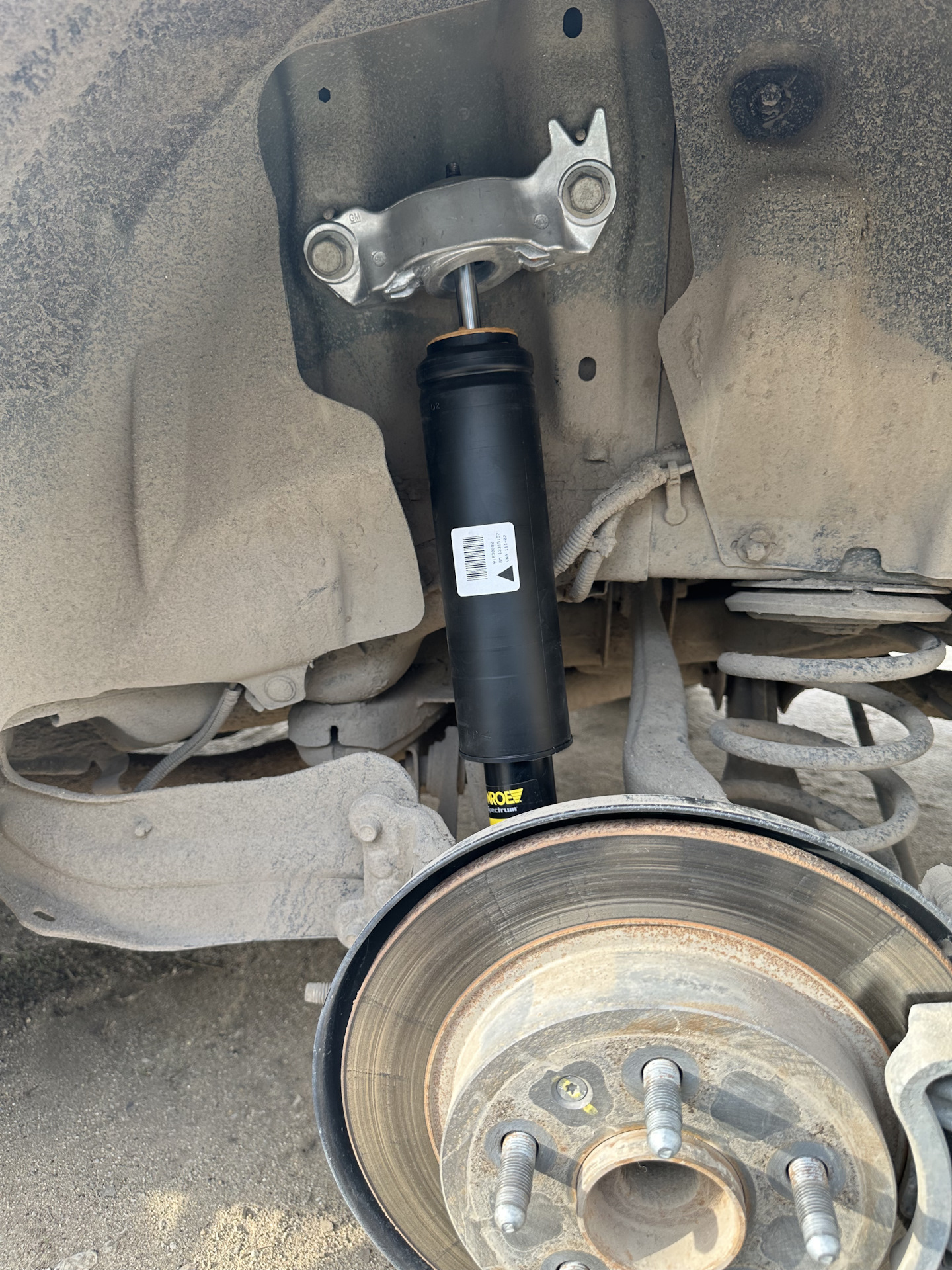 Замена задних амортизаторов — Chevrolet Malibu (8G), 2,4 л, 2013 года ...