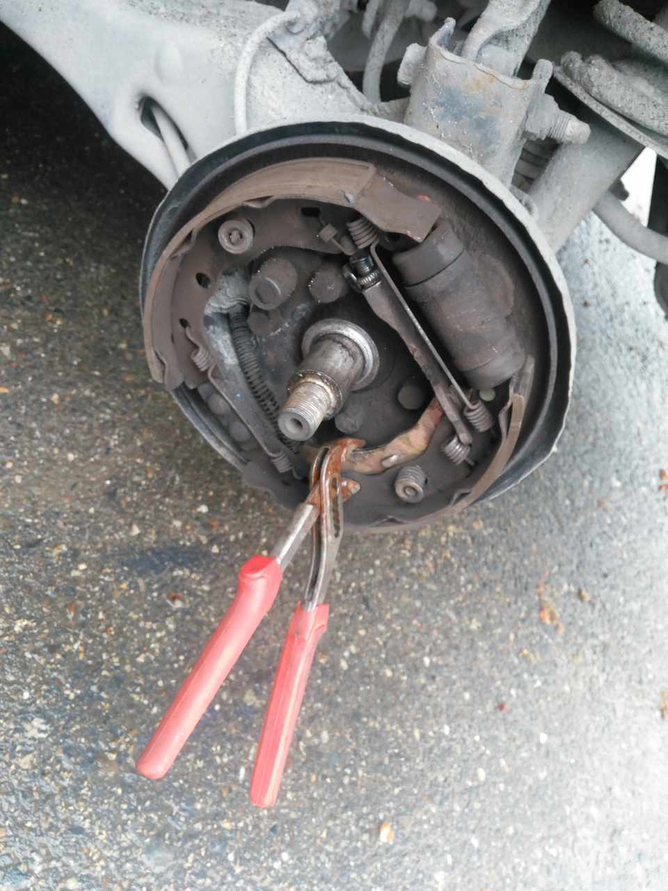 Замена тормозных распорок ручника — Mitsubishi Space Star (1998), 1,8 л ...