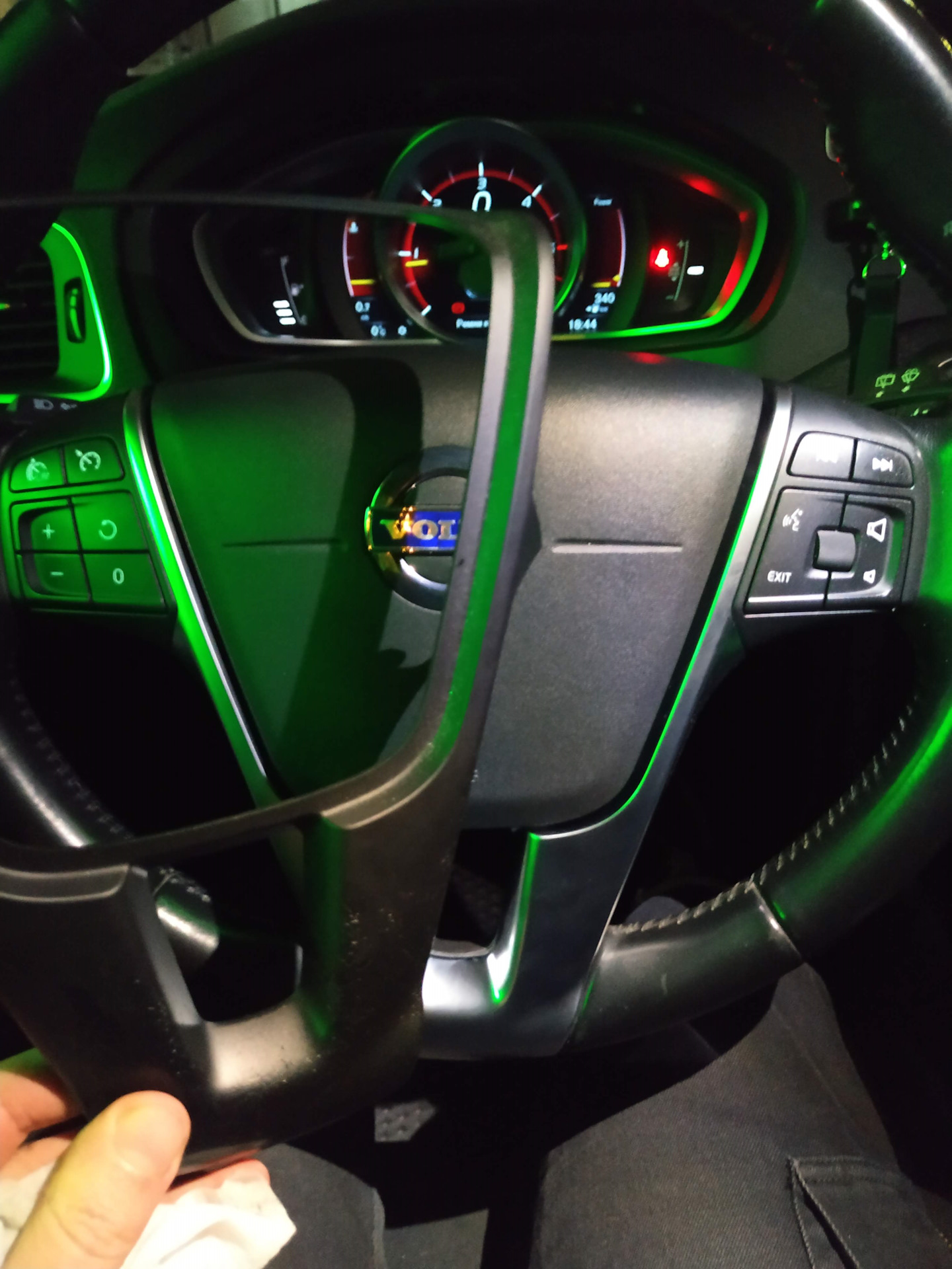 Замена накладки рулевого колеса — Volvo V40 (2G), 2 л, 2014 года ...