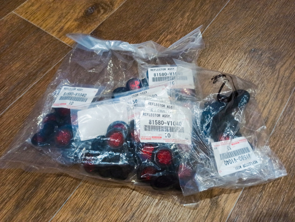 РАСПРОДАНЫ — Оригинальные светоотражающие заглушки в двери Toyota 81580 ...