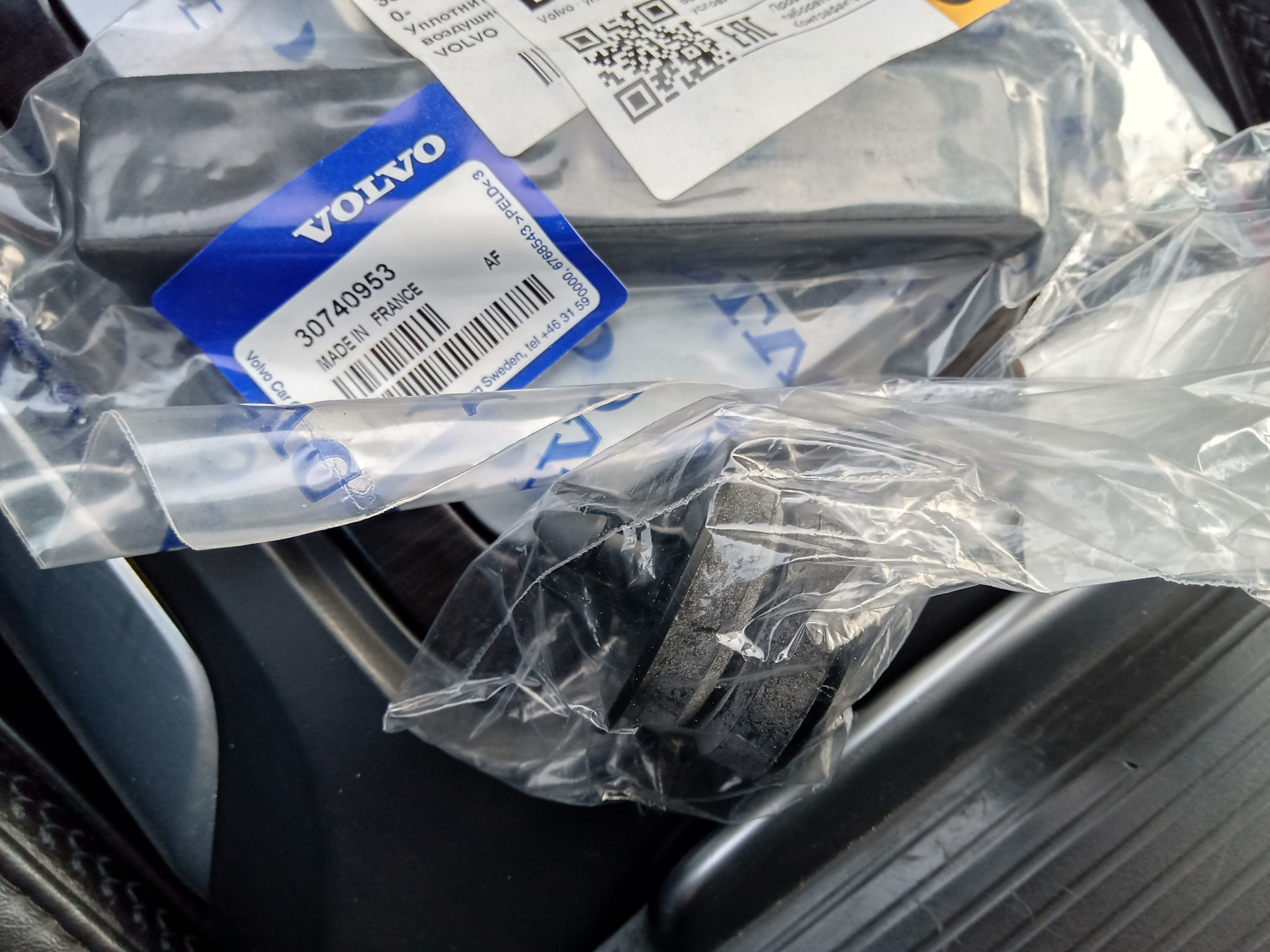 Крепления воздушного фильтра — Volvo XC70 III, 2,4 л, 2010 года ...