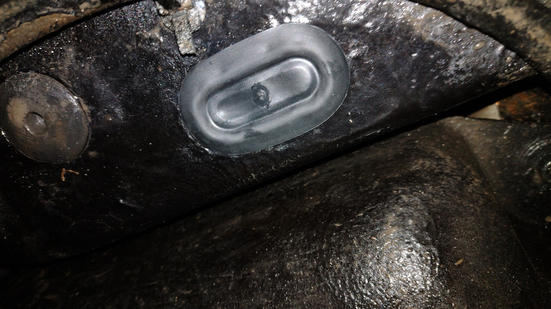 Установка потерянной заглушки днища — Peugeot 308 (1G), 1,6 л, 2011 ...