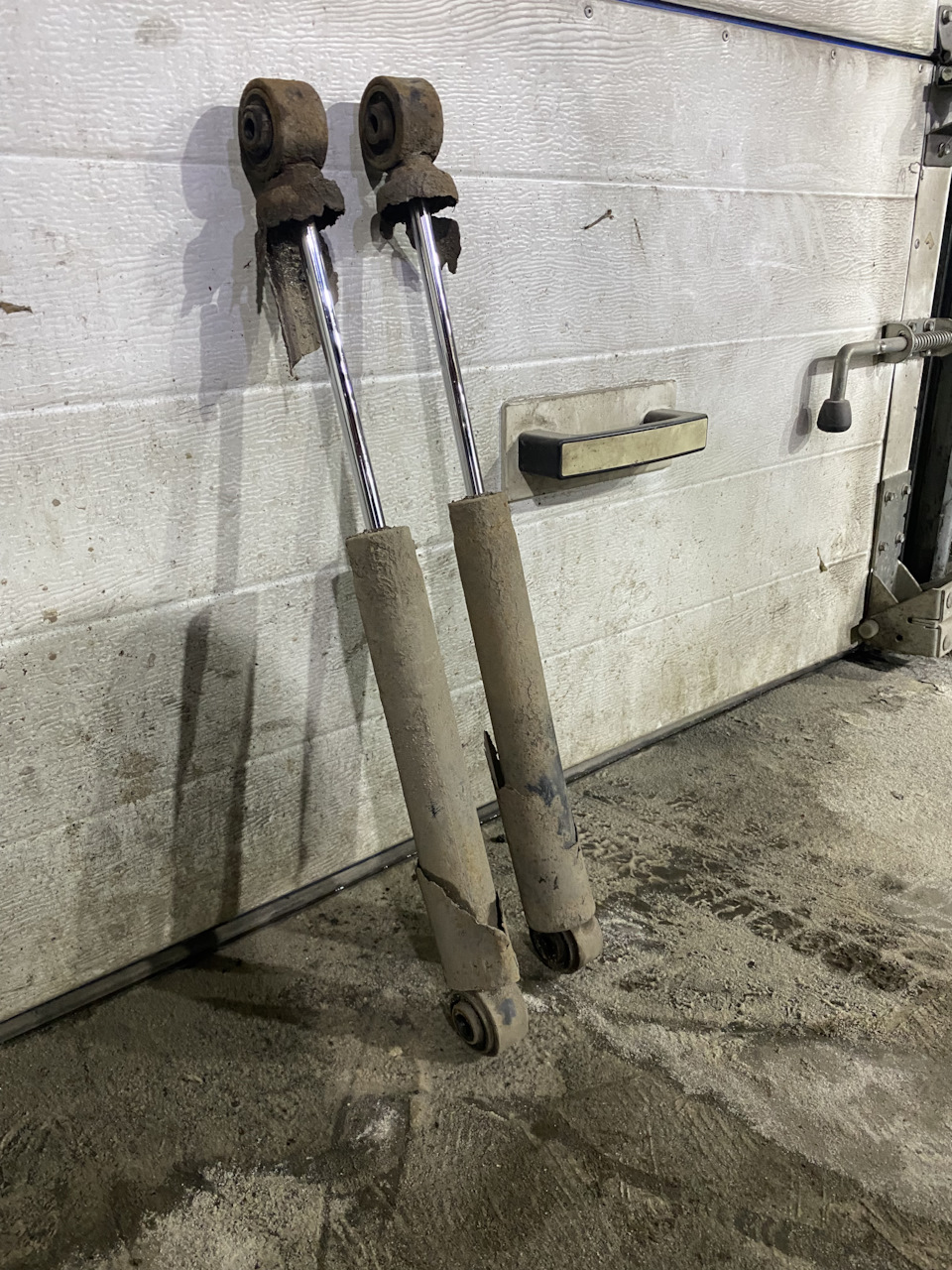 Замена задних амортизаторов — Skoda Octavia A4 Mk1, 1,8 л, 2002 года ...