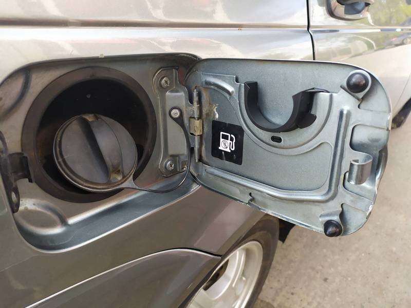 Держатель крышки бензобака — Lada Приора хэтчбек, 1,6 л, 2008 года ...
