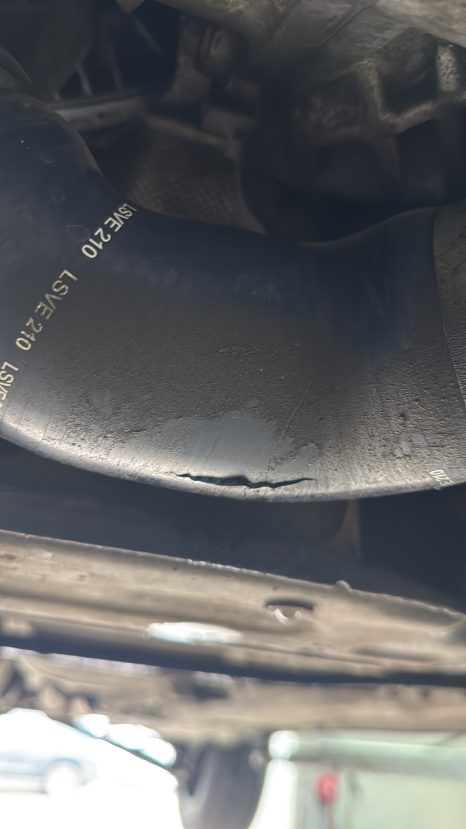 Патрубок, который не нужно ставить — Volvo XC60 (1G), 2,4 л, 2012 года ...