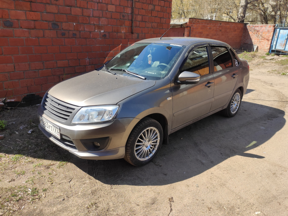Переобулся, переклеил молдинг — Lada Гранта (1G), 1,6 л, 2017 года ...