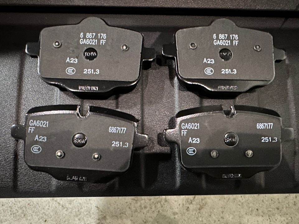 39. Обслуживание BMW X5 G05: оригинальные рычаги, колодки, сход-развал ...