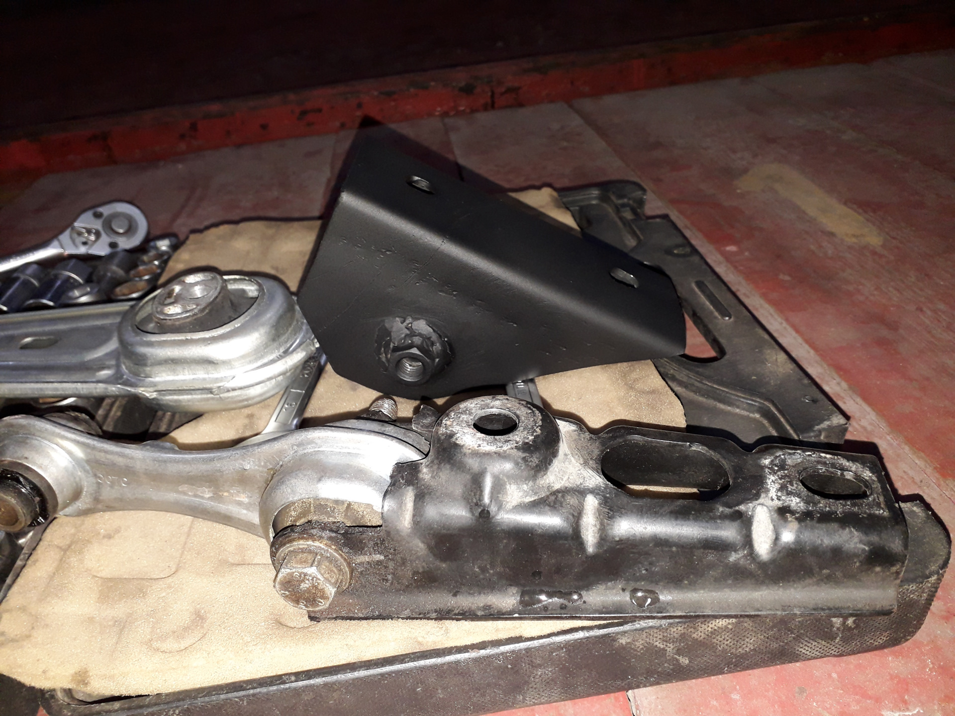 Нижняя подушка двигателя — Renault Logan (2G), 1,6 л, 2016 года ...