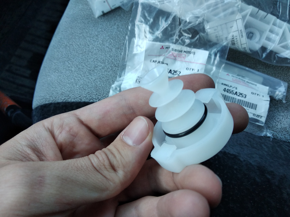 Крышка бочка гур — Mitsubishi Lancer X, 2 л., 2008 года | плановое ТО ...