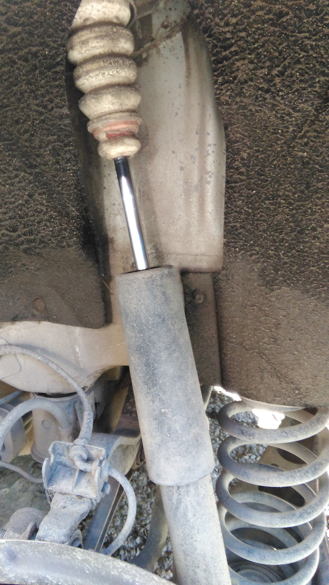Замена задних амортизаторов — Volkswagen Passat B6, 2 л, 2008 года ...