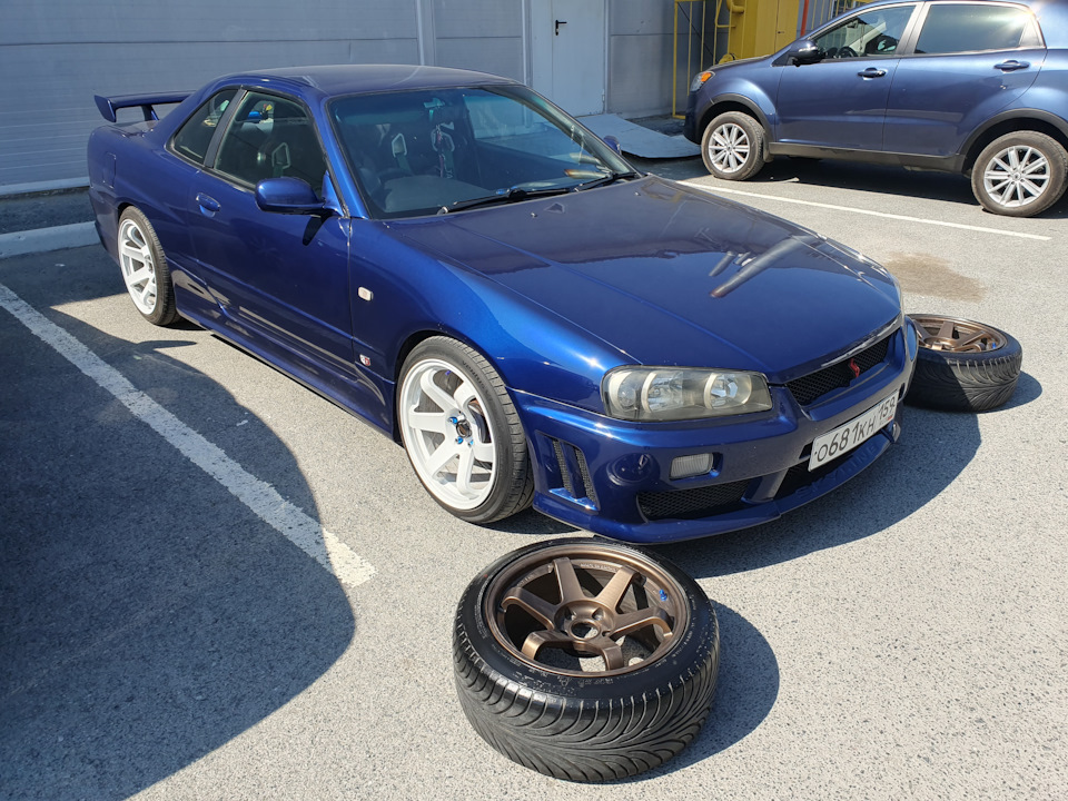 Белые или бронза? — Nissan Skyline (R34), 2,5 л, 1998 года | колёсные диски | DRIVE2