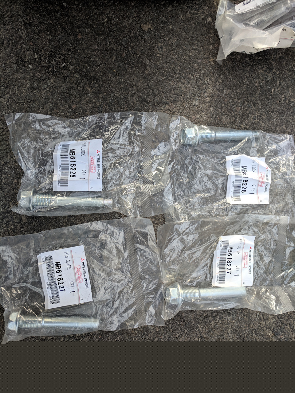 MB618227 НАПРАВЛЯЮЩАЯ НИЖНЯЯ ПЕРЕДНЕГО СУППОРТА COLT/LANCER (95-03 ...