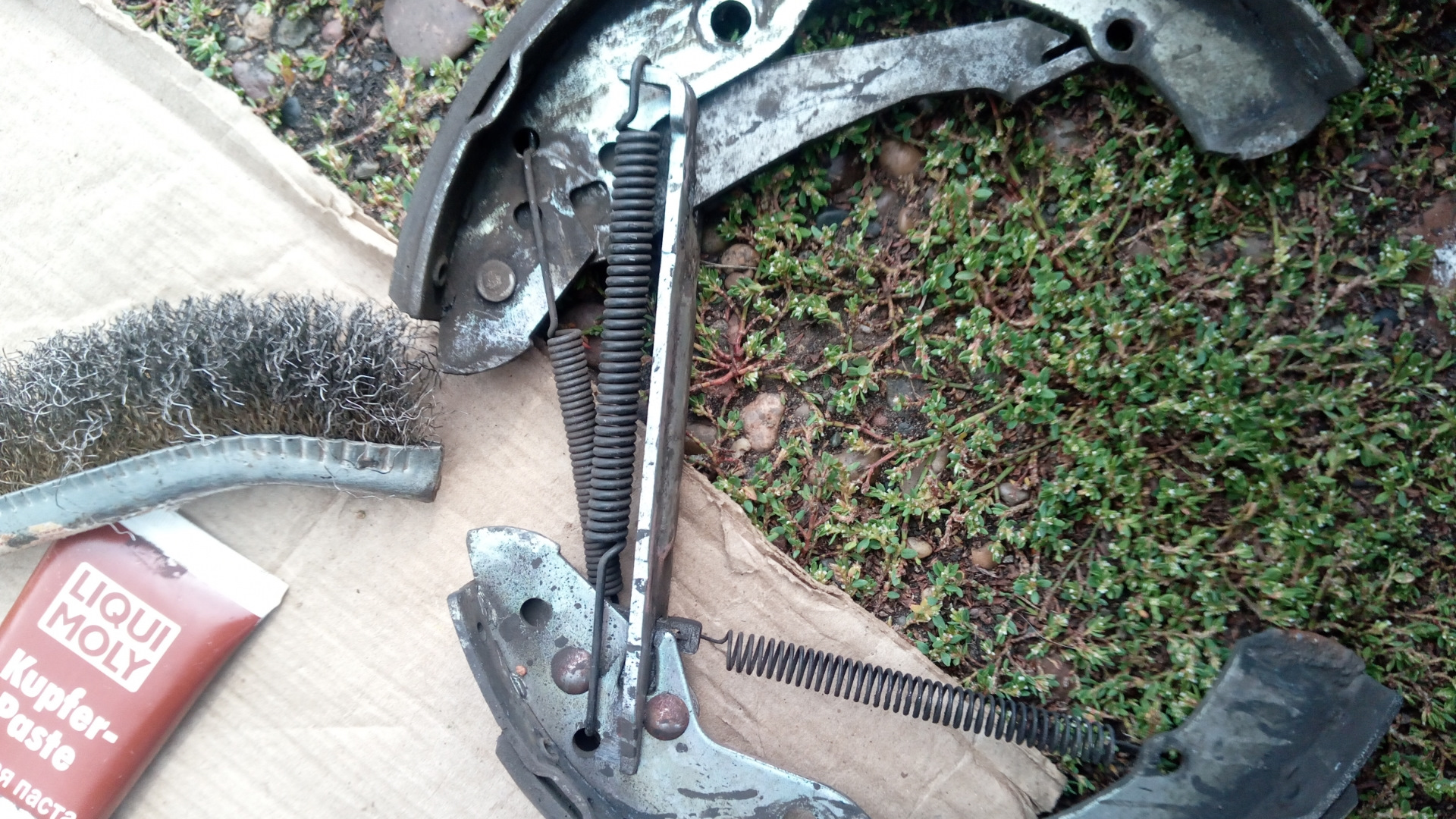 Задние колодки обслуживание — Volkswagen Polo Sedan, 1,6 л, 2011 года ...