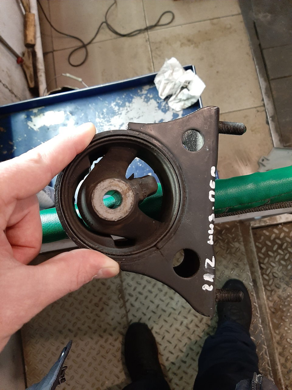 Замена передней подушки двигателя — Toyota Highlander (XU20), 2,4 л ...