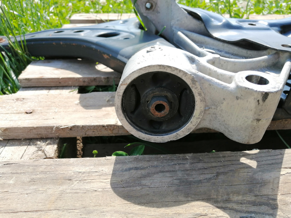 6Q0199294D Кронштейн крепл.рычага передн.R Фабия VAG | Запчасти на DRIVE2