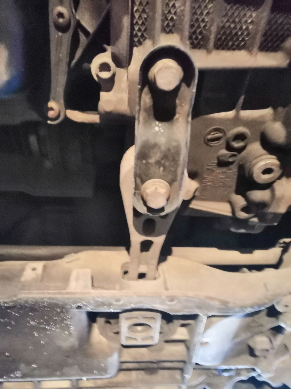 Нижняя опора двигателя — Skoda Octavia A5 Mk2, 1,8 л, 2011 года ...