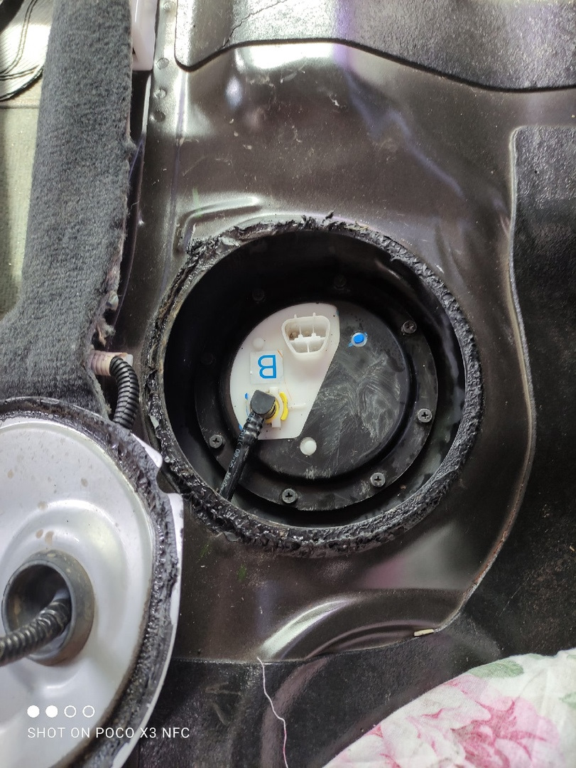 Замена топливного фильтра — Toyota Camry (XV40), 2,4 л, 2010 года ...